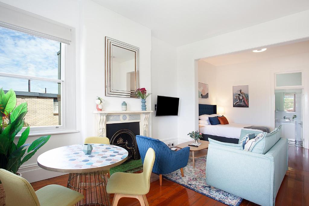 Spacious Studio With Balcony In Inner-city Glebe - Willoughby