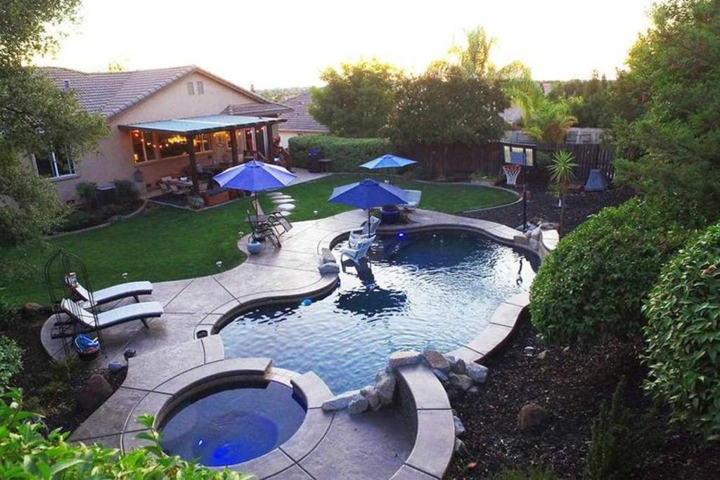 Villa Fabulous Grand Home Pool~Jacuzzi Central Walkable (USA Folsom ...