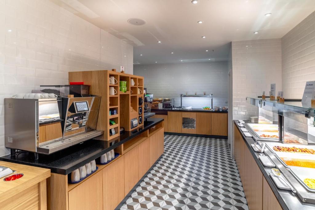 Holiday Inn Express - London Heathrow T4 by IHG, Hillingdon (updated ...