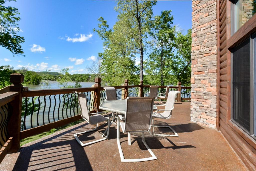 Luxury Lakefront Chalet Resort 2 Pools FREE Amenities Dock Kayaks ...