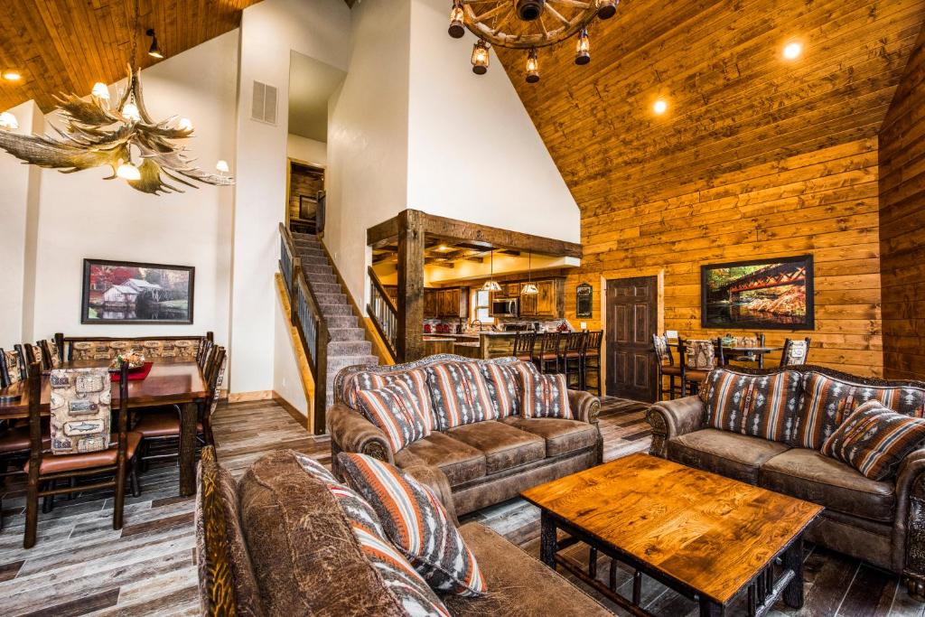 WaterMill Cove Resort 8Bed Lakefront Lodge 2 miles to SDC HUGE POOL ...