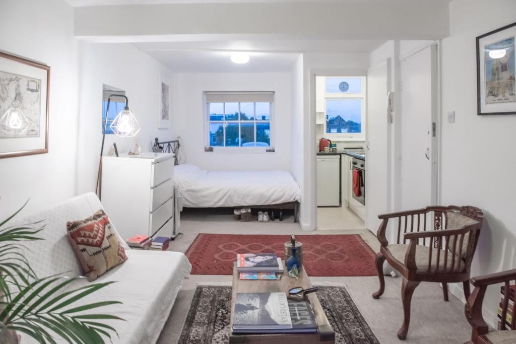 Bright Studio Flat With London Skyline Views, London (updated prices 2024)