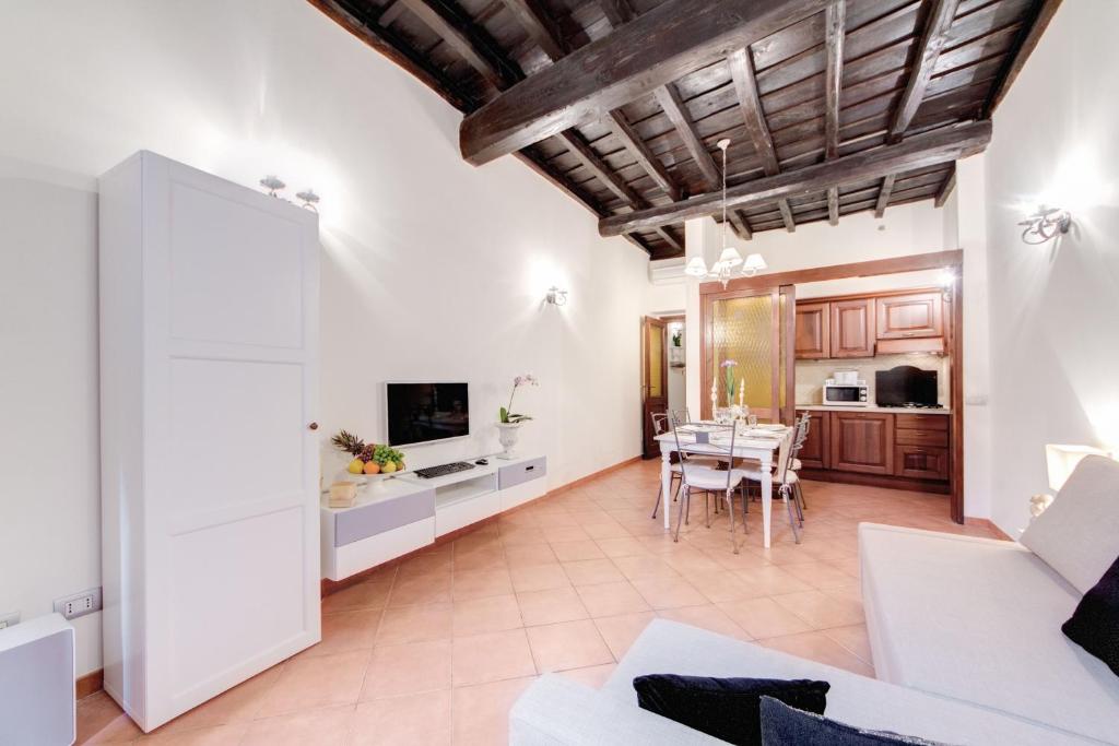 Elegant Apartment Behind the Colosseum, Rome (updated prices 2025)