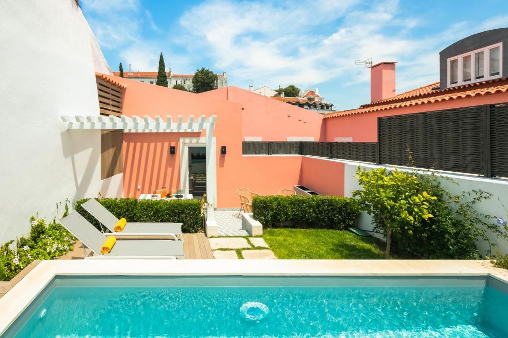 Ferienwohnung Luxurious, Private Garden and Heated Swimming Pool by ...