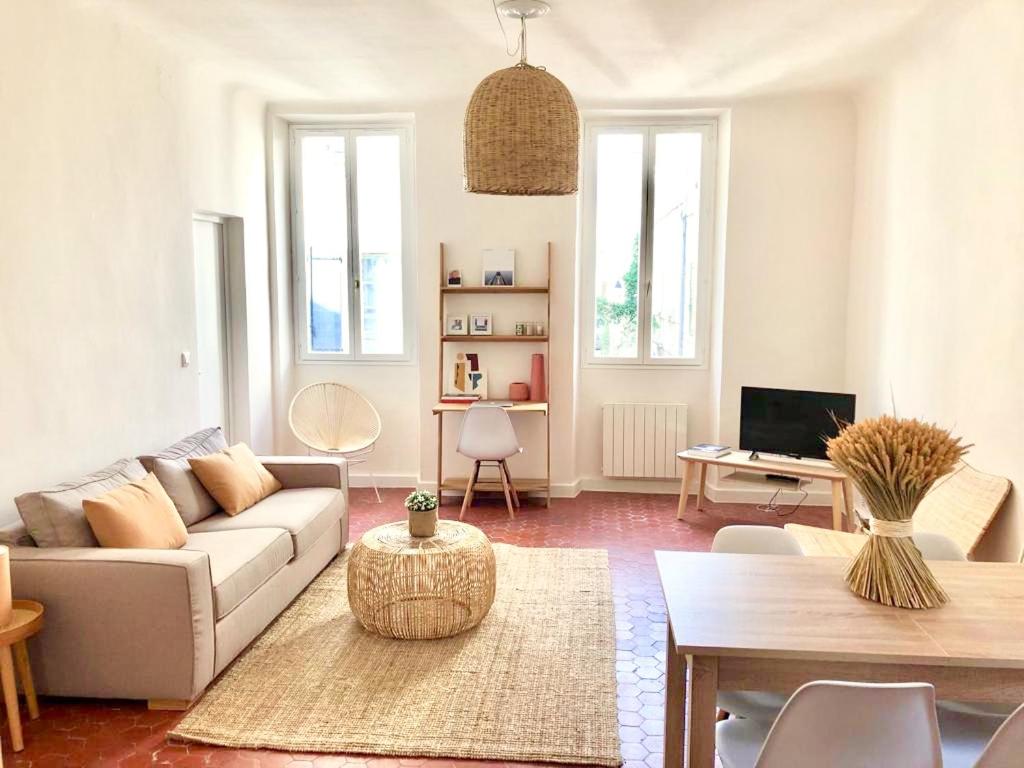 Appartement Lumineux En Plein Coeur De La Roquette - 아를