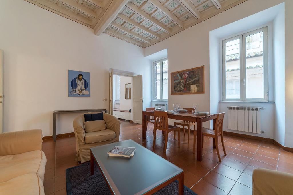 History and modernity meet by FromHometoRome, Rom (aktualisierte Preise ...