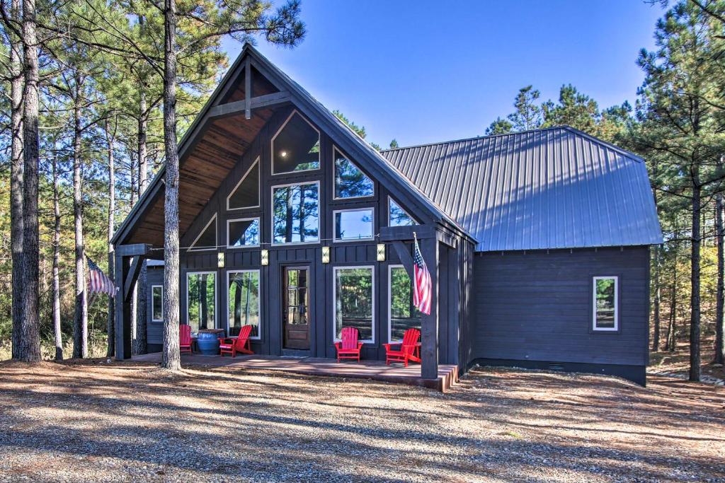 Stylish Broken Bow Cabin with Hot Tub and Fire Pit!, Stephens Gap ...