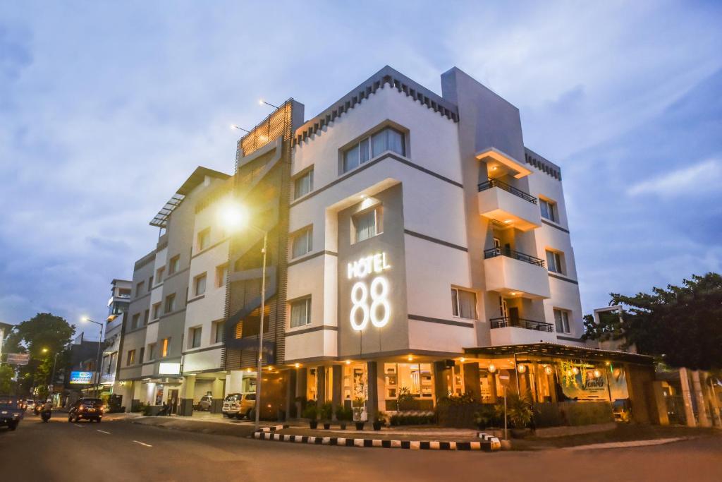 Hotel 88 Jember By WH - Strategic Location In The City Center, Jember ...