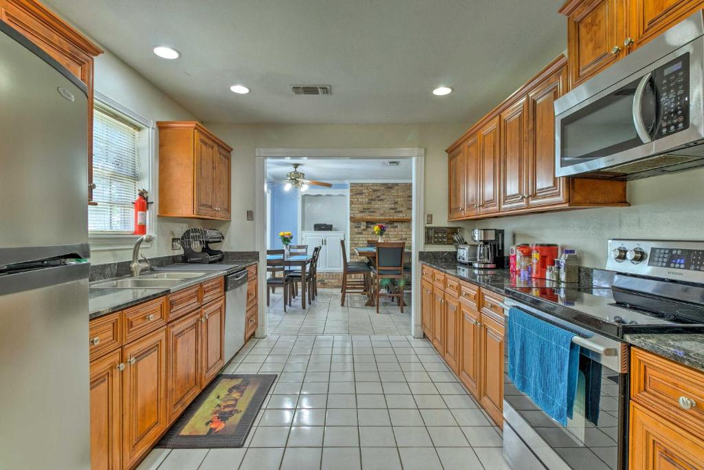 Amplia Casa Gulfport Con Patio - ¡A Minutos De La Playa! - Biloxi, MS