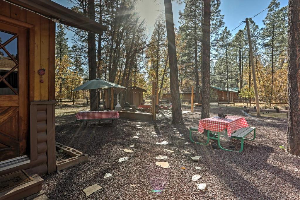 Cozy Pinetop Cabin With Patio In Woodland Lake Park! - Pinetop-Lakeside, AZ
