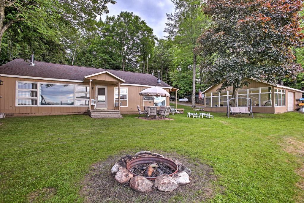 Rose Lake Waterfront Cabin Fire Pit, Dock and Boats, Le Roy (precios ...