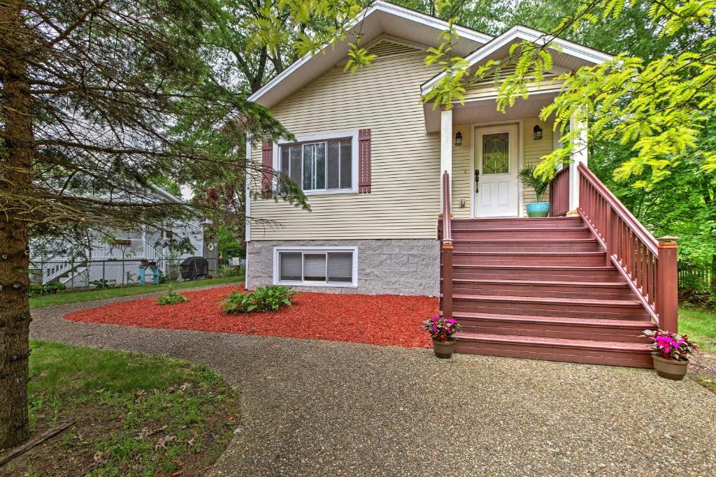 Hot Tub, Deck and Backyard Cozy Union Pier House!, Union Pier (updated ...