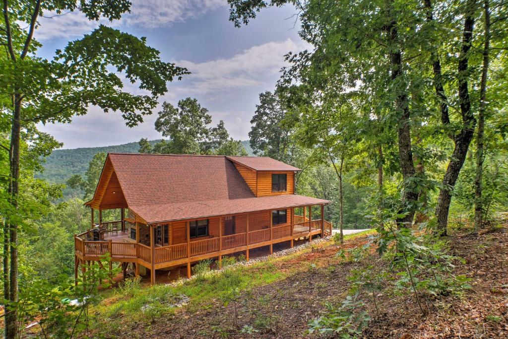 Breathtaking Murphy Cabin with Deck and Mountain Views, Murphy (updated ...