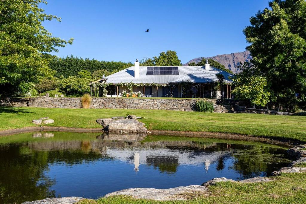 Giverny Art House In Sculpture Garden (4brfor9) - Queenstown