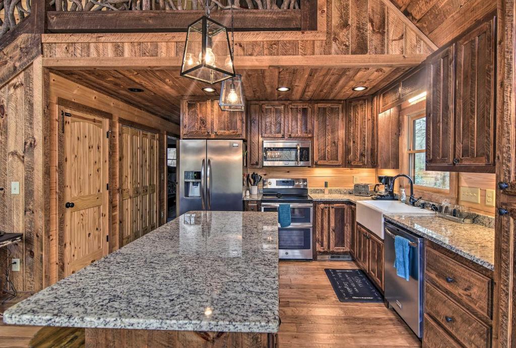 Modern Murphy Cabin with Nottely River Views!, Murphy (updated prices 2025)