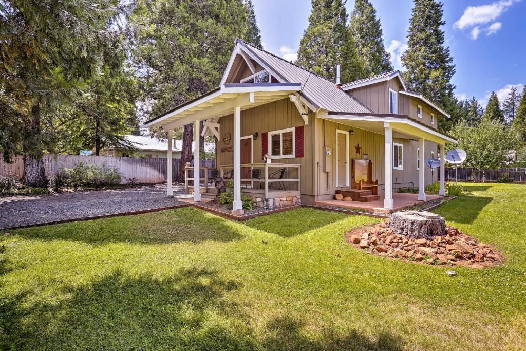 Cabin with Backyard Space - half Mi to Trinity Lake!, Trinity Center