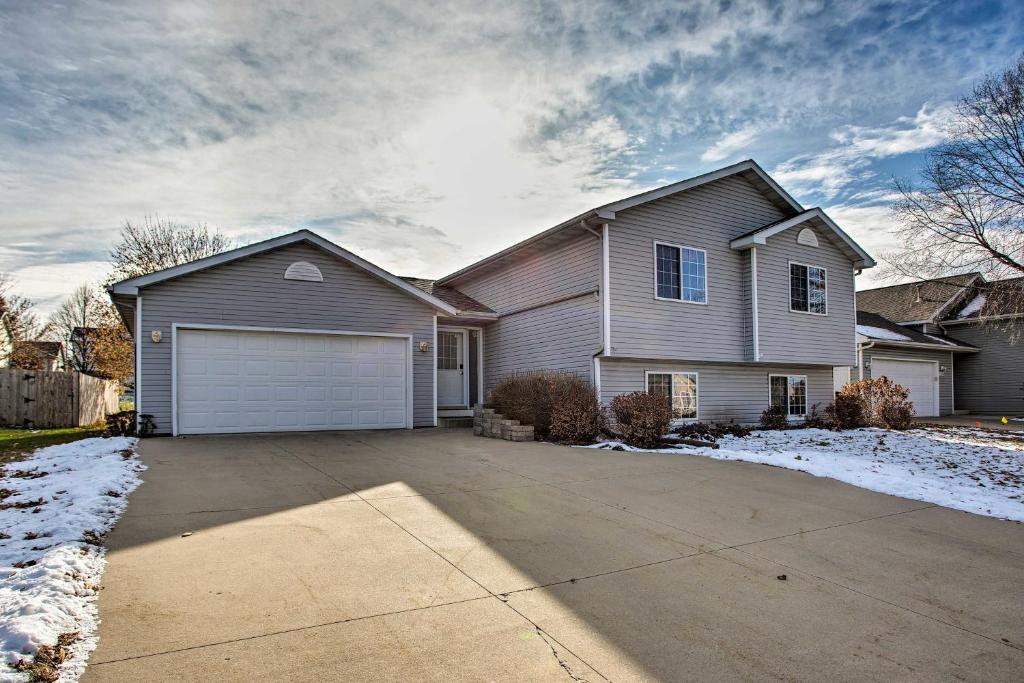 Suburban Gem with Deck 5 Mi from Dtwn Rochester!, Rochester (updated ...