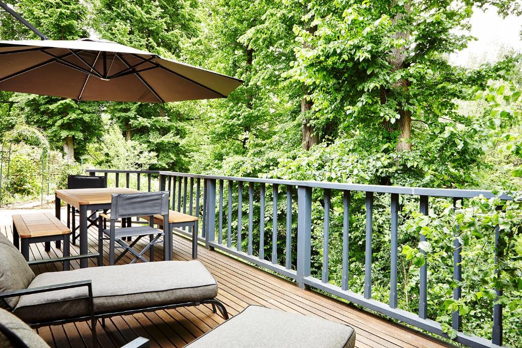 Elms On Delany, Bright - Bright