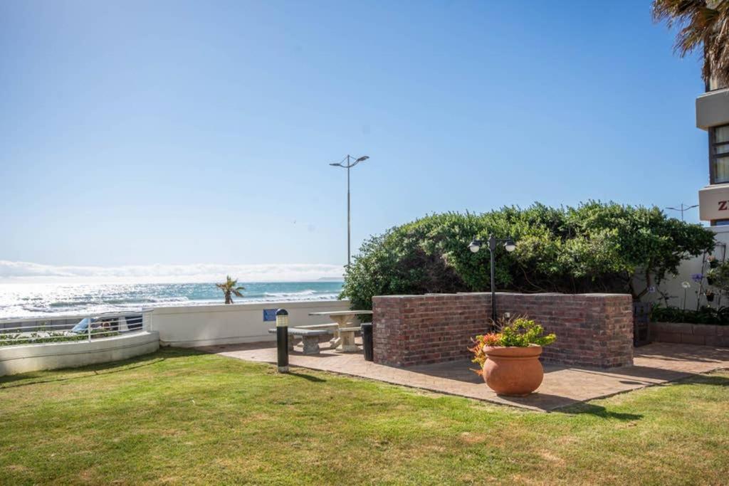 Oceanfront Panoramic Beach View, Strand (updated prices 2025)