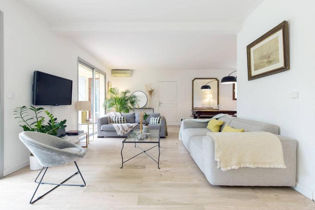 PERFECT FAMILY HOUSE IN CAP d'ANTIBES WITH TENNIS COURT - Juan-les-Pins