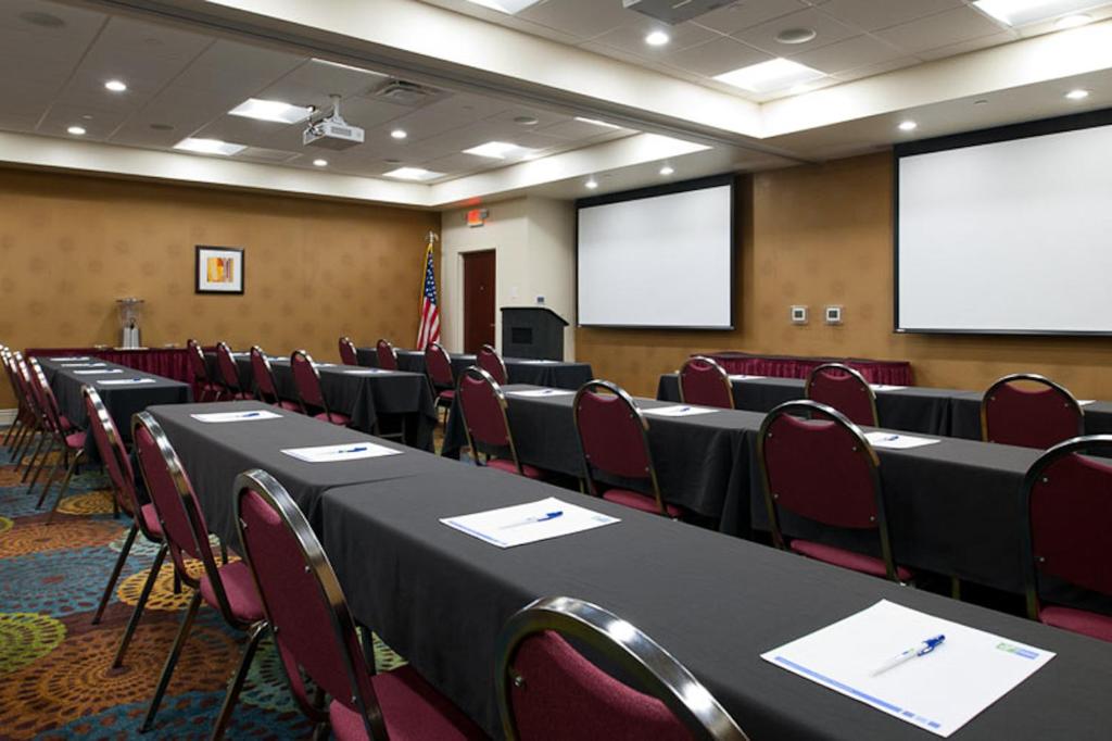 Holiday Inn Express Pittsburgh West - Greentree by IHG, Pittsburgh ...