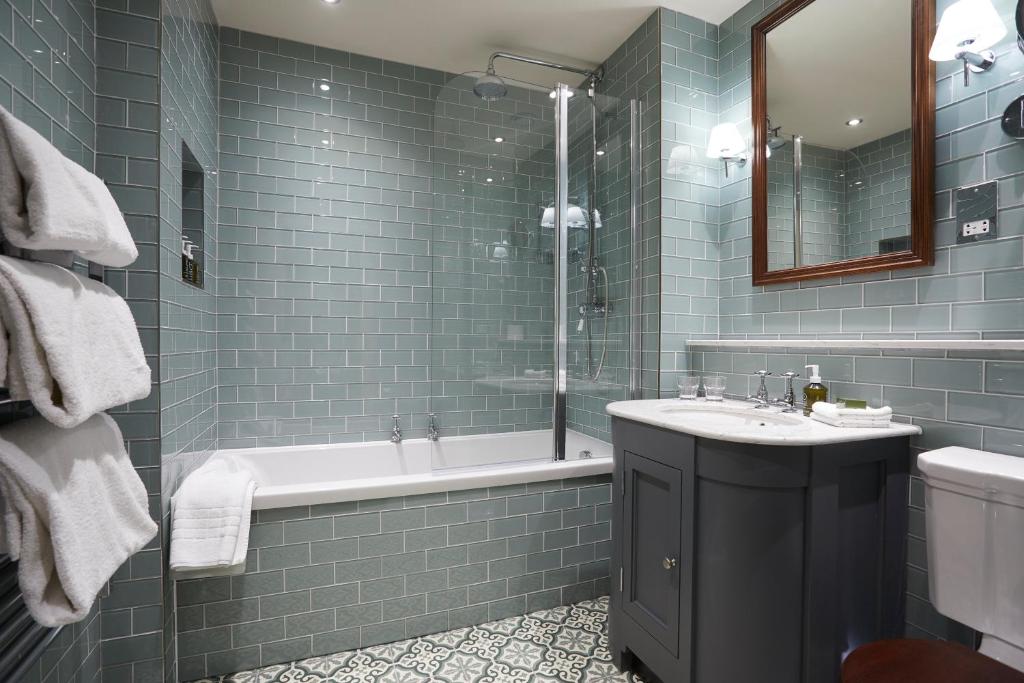 The Duncombe Arms, Ellastone (updated prices 2025)