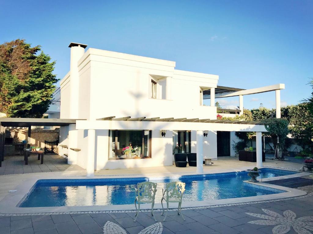 Modern Villa Steps Away From The Beach, Sintra (updated prices 2025)