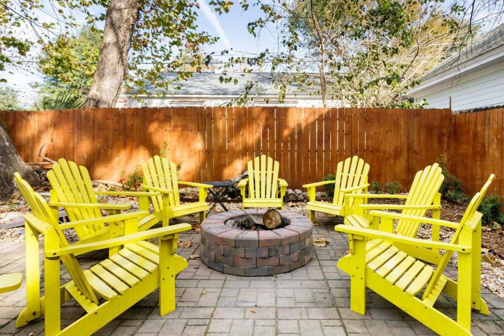 Vibrant, Colorful Condo Building With Backyard Firepit And Games - Savannah, GA