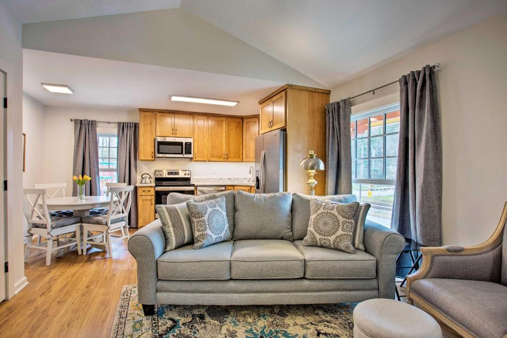 Walk to Dining Saluda Main Street Retreat!, Saluda (updated prices 2026)