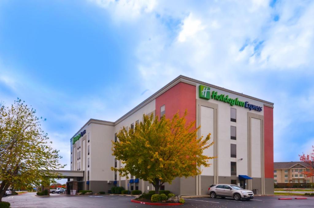 Holiday Inn Express & Suites Fayetteville University of Arkansas Area ...
