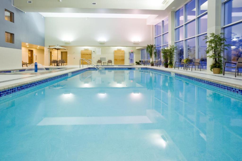 Holiday Inn Express Hotel & Suites Mankato East by IHG, Mankato ...