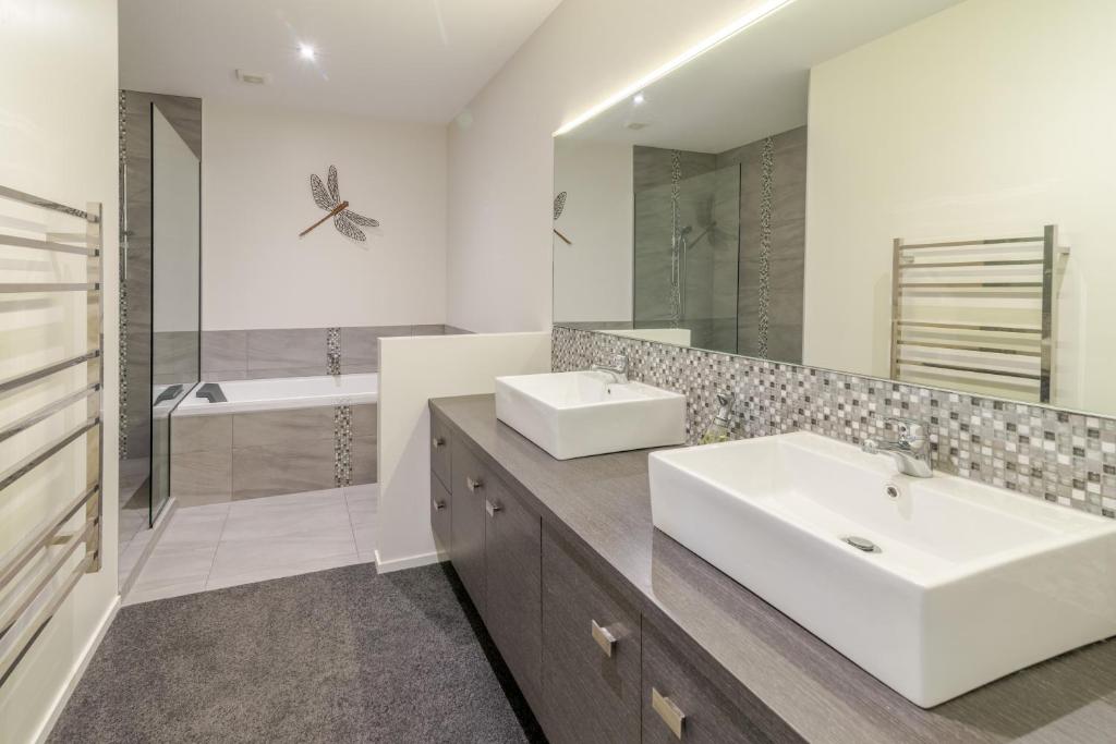 Maison De Verre Bathroom