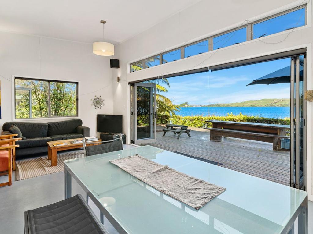 Laze by the Lake - Lakefront Rotoiti Holiday Home - Rotorua