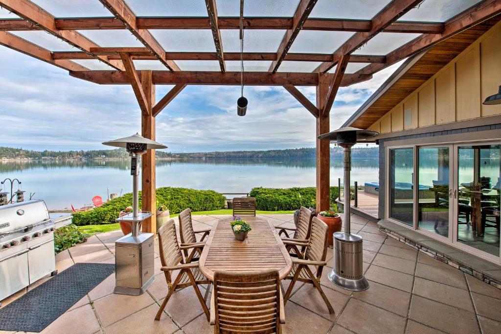 Similk Bay Retreat with Deck, Fire Pit and Hot Tub!, Anacortes (updated ...