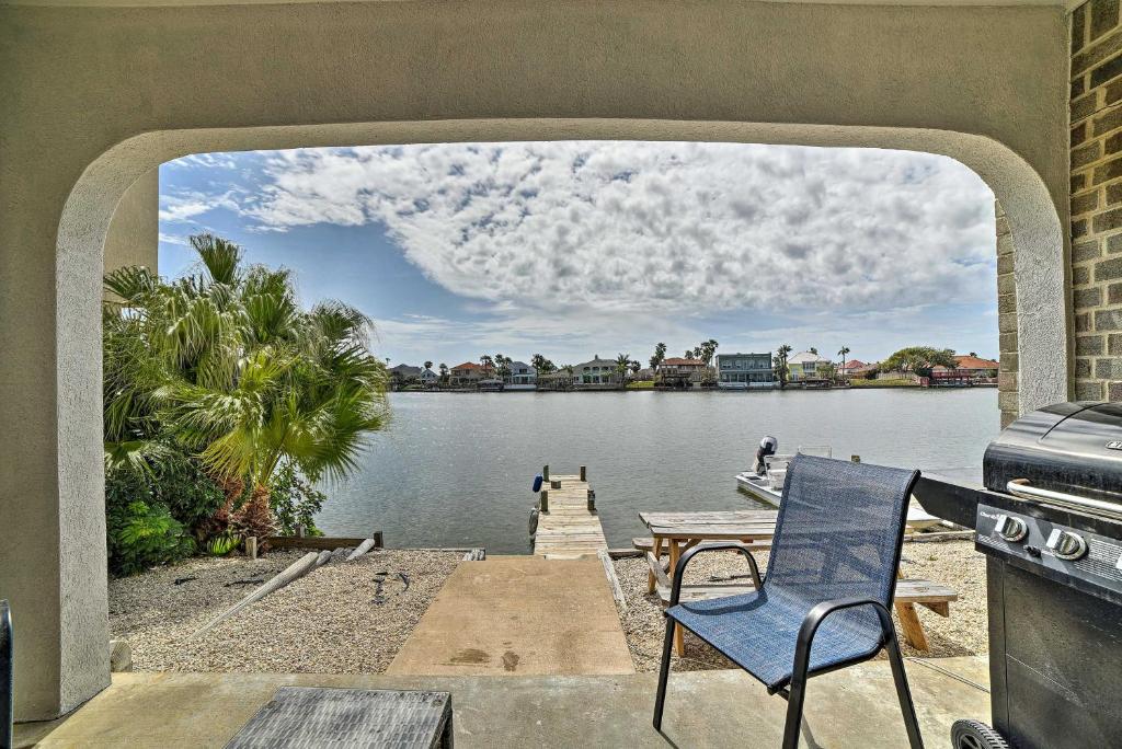 Modest Canalfront Condo With Dock Less Than 2 Mi To Beaches! - Corpus Christi, TX