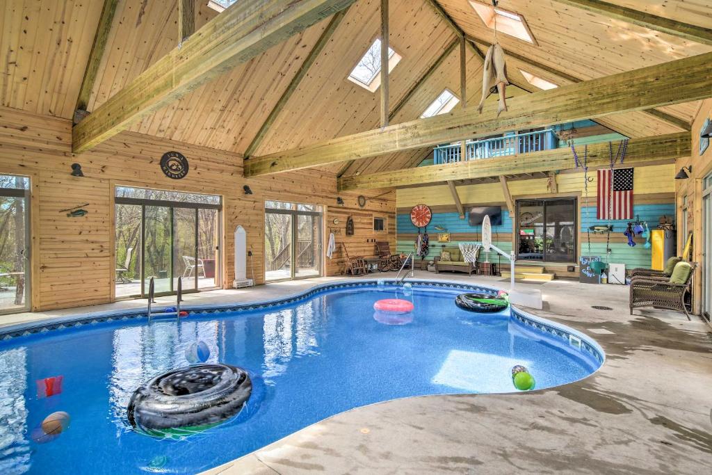 Raccoon River Retreat Indoor Pool and Outdoor Fun!, Adel (מחירים ...