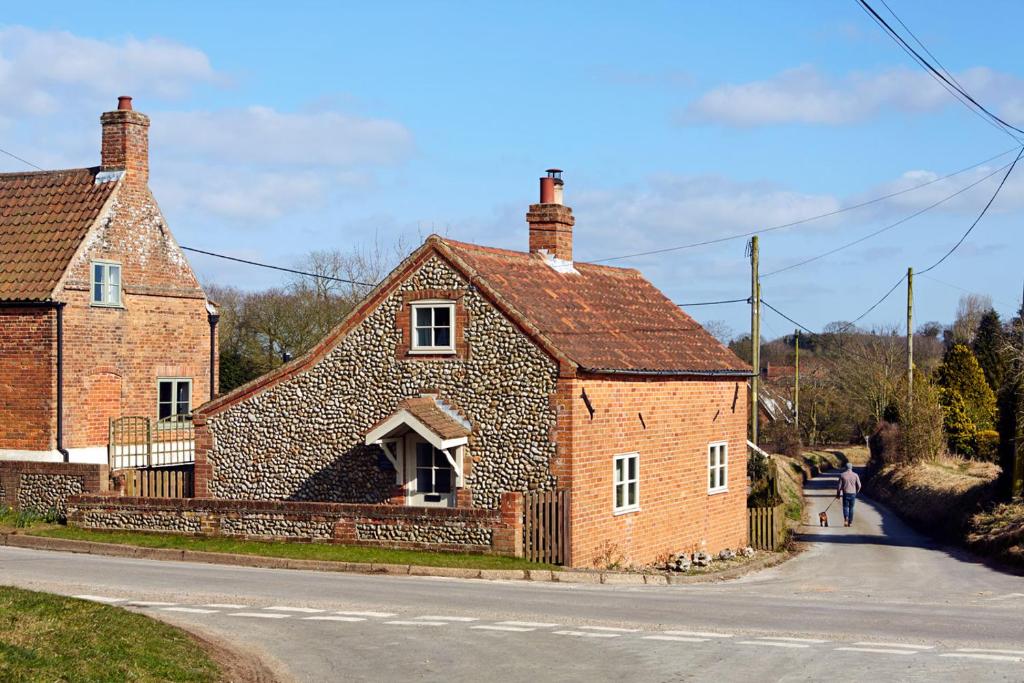 Dog Cottage, Little Barningham (updated prices 2026)
