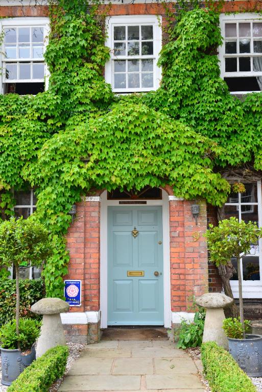 Springwells House, Steyning (updated prices 2025)