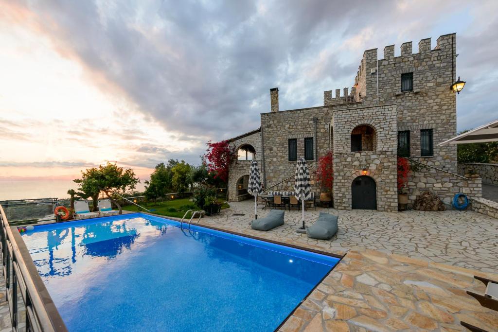 Entire Castle, Amazing Sea View and Swimming Pool, Kalamata – Updated ...