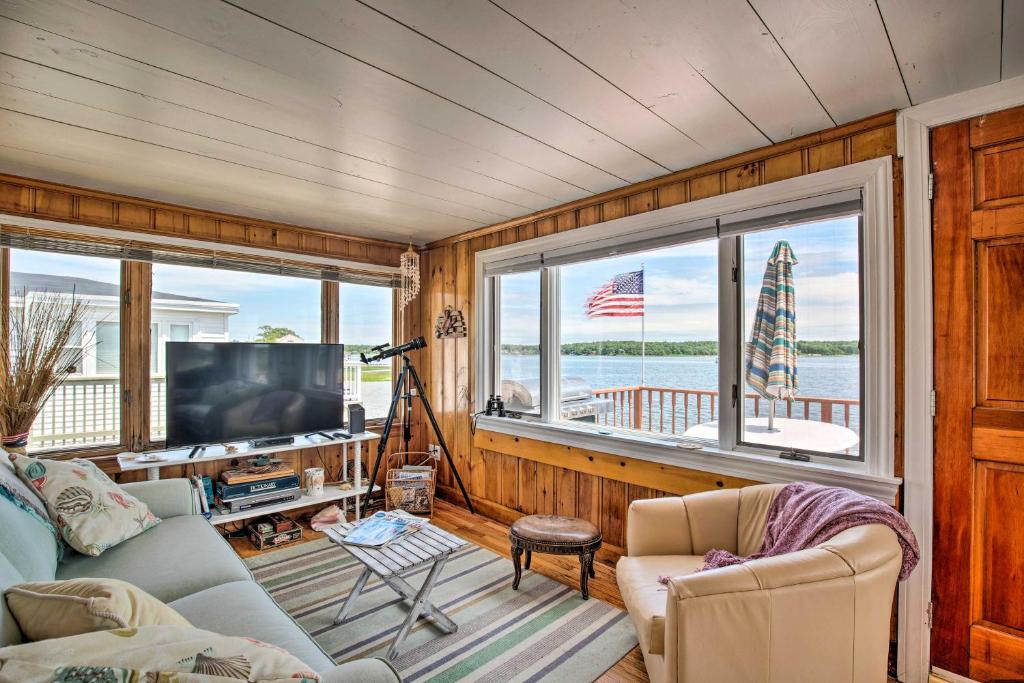Waterfront Cape Cod Cottage with Beach and Deck!, Wareham – Updated ...