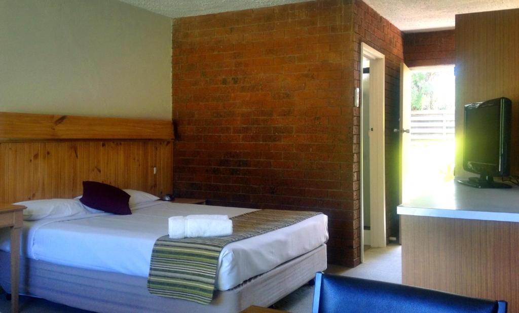 Motel Sierra - Bright, Bright (updated prices 2025)
