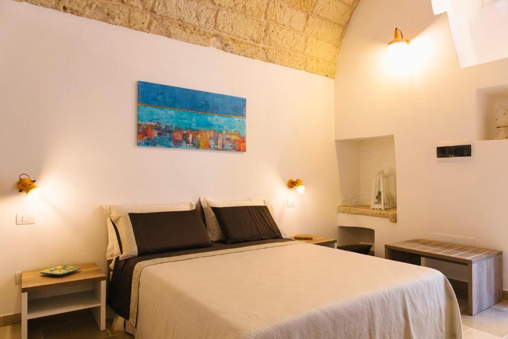 Travel guide Aradeo, Italy - Where to Sleep & Things to Do