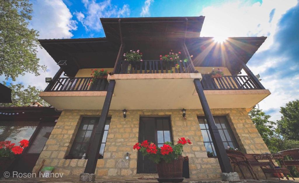 КЪЩА ЗА ГОСТИ ТРИТЕ ЧЕШМИ (Bulgaria Avren) - Booking.com