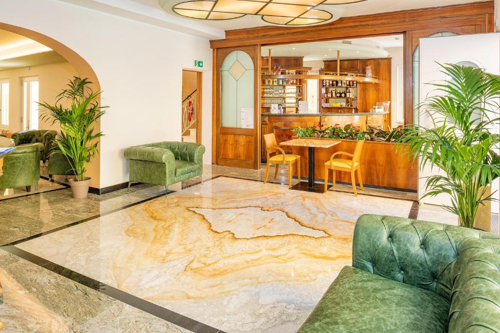 Elegantes Hotel Centrale Garda Bilder