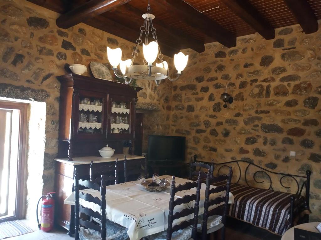 ΤΟ ΠΥΡΓΟΣΠΙΤΟ ΤΗΣ ΑΝΝΕΖΟΥΛΑΣ ANNEZOULA'S CASTLE, Áyios Athanásios ...