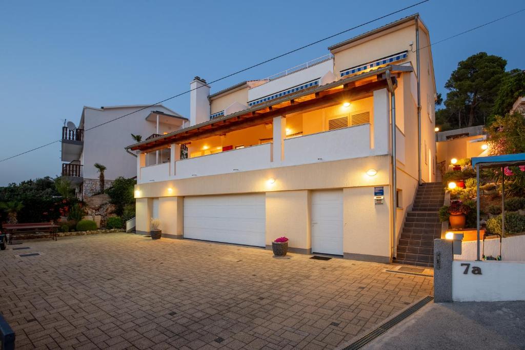 Dvorine in Tisno - Traveleto