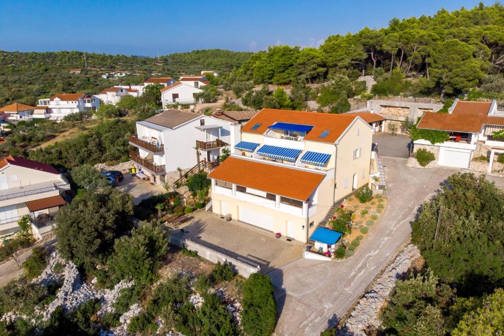 Dvorine in Tisno - Traveleto