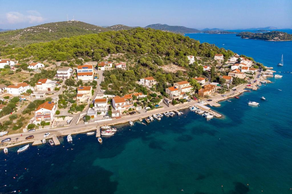 Dvorine in Tisno - Traveleto