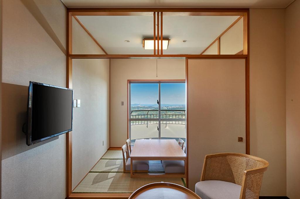 ANA Crowne Plaza Resort Okinawa Uruma Hills By IHG, Uruma (updated ...