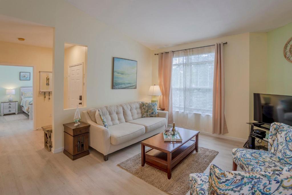 WFH Away from Home! FREE Wi-Fi and Parking, 4mi to Clearwater Beach ...